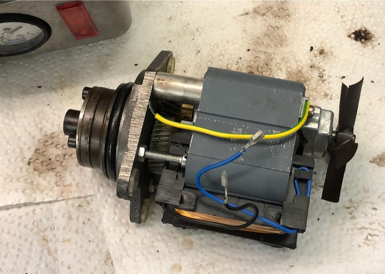 Durchsicht / Wartung Druckspeicherpumpe DSP 180/330 Ölpumpe – Kaminladen